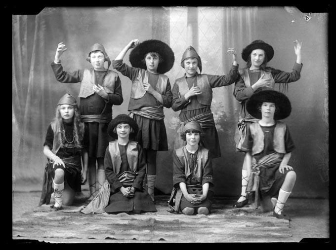 Unnamed children, gp 8 - Nelson Provincial Museum