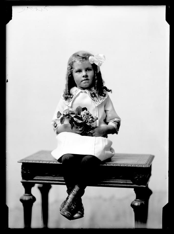 Moore, girl - Nelson Provincial Museum