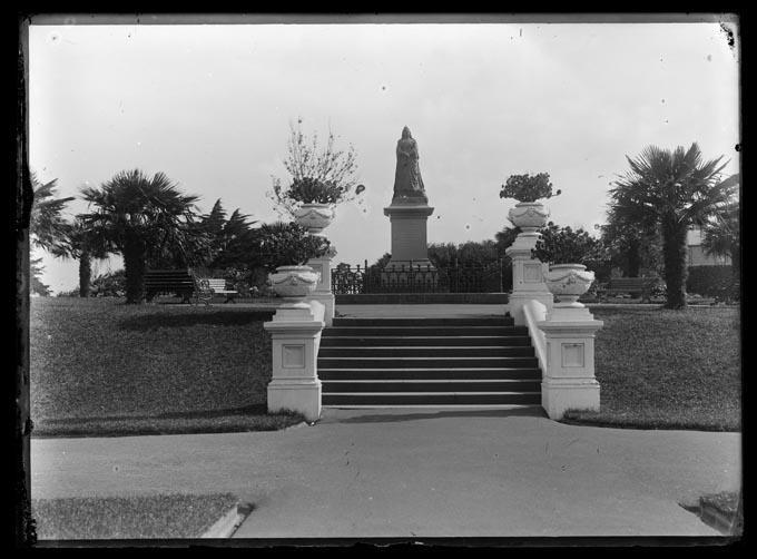 Queen Victoria statue - Nelson Provincial Museum