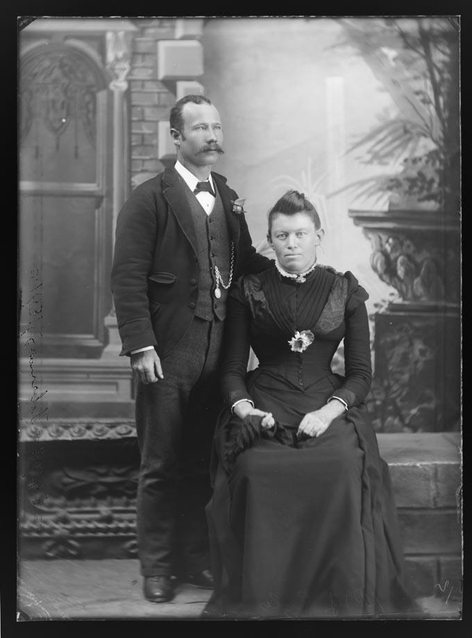 Eyles, Miss & gent - Nelson Provincial Museum