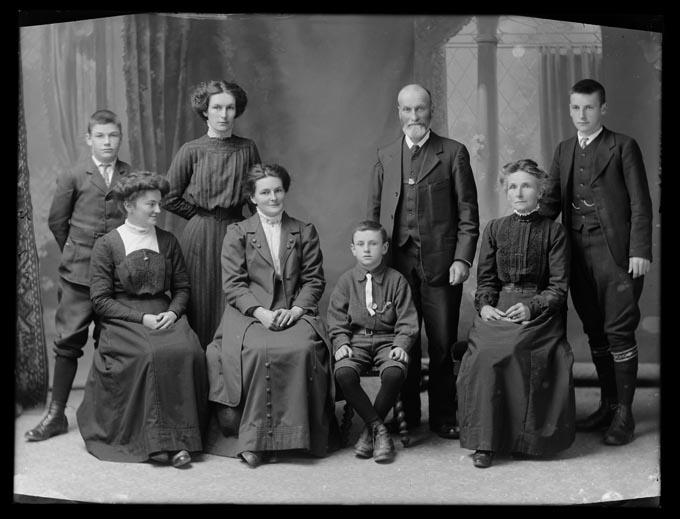 Mr Alfred George Knapp and family - Nelson Provincial Museum