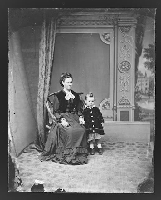 Nalder, Mrs. & child - Nelson Provincial Museum