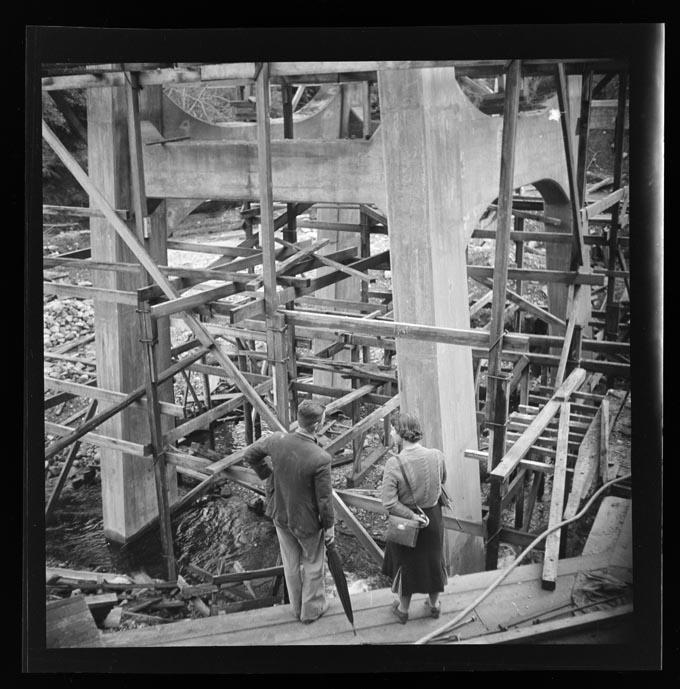 Buller gorge railway - building bridge, as yet unopened - Nelson ...