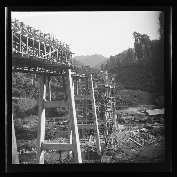 Buller gorge railway - building bridge, as yet unopened - Nelson ...