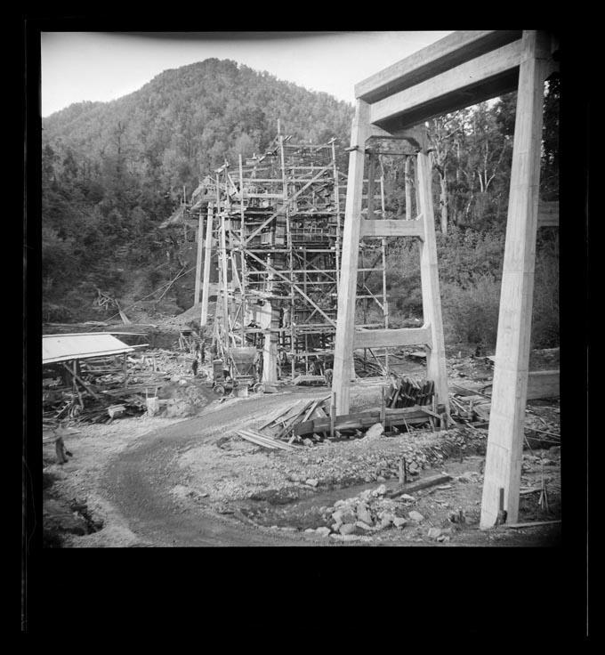 Buller gorge railway - building bridge, as yet unopened - Nelson ...